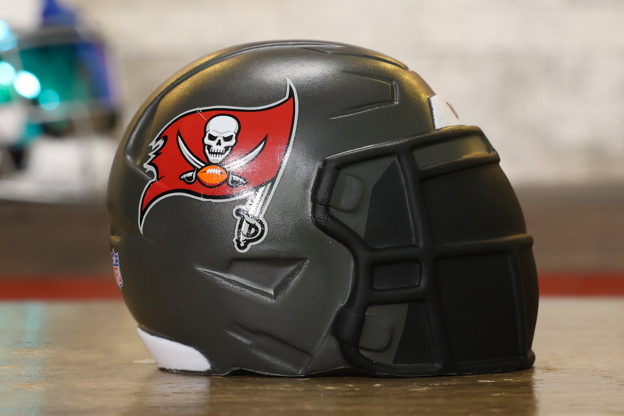 Jumbo Squeezymates Helmet - Tampa Bay Buccaneers – Green Gridiron, Inc.